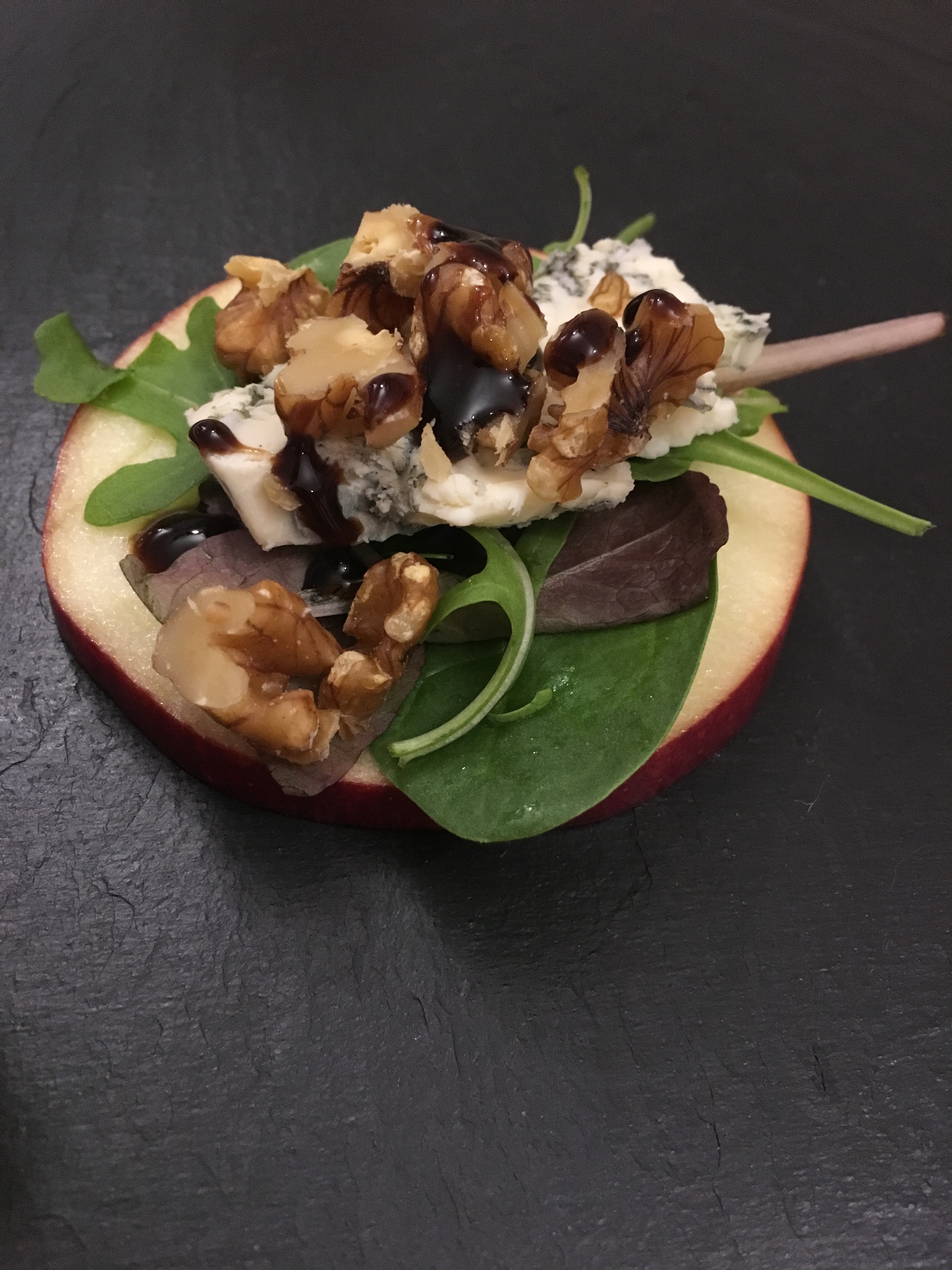 Apple, Stilton & Walnut Circles – Canapé Queen