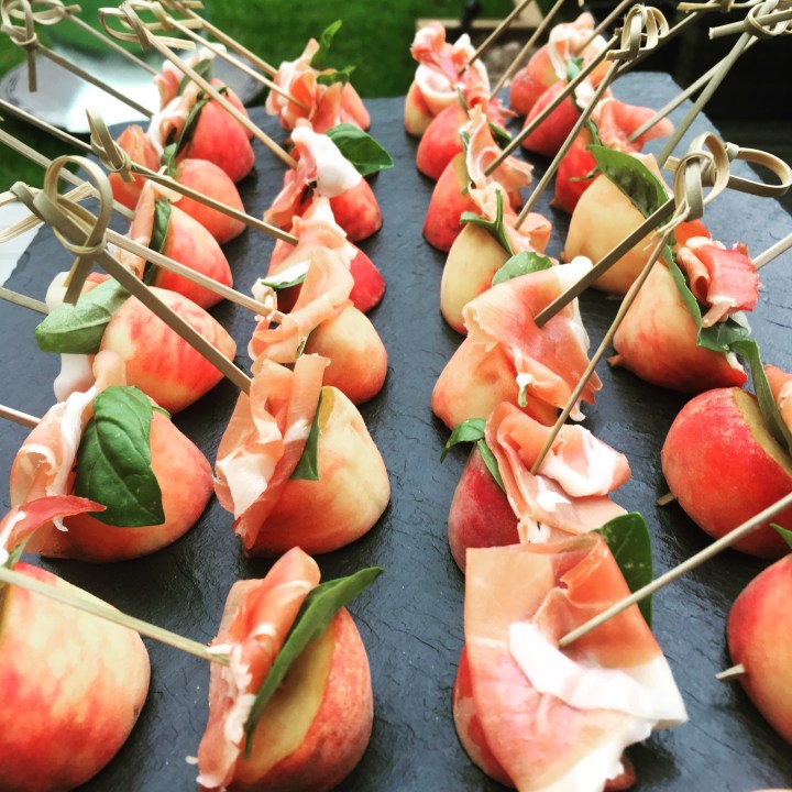 Peach, basil & serrano ham – Canapé Queen