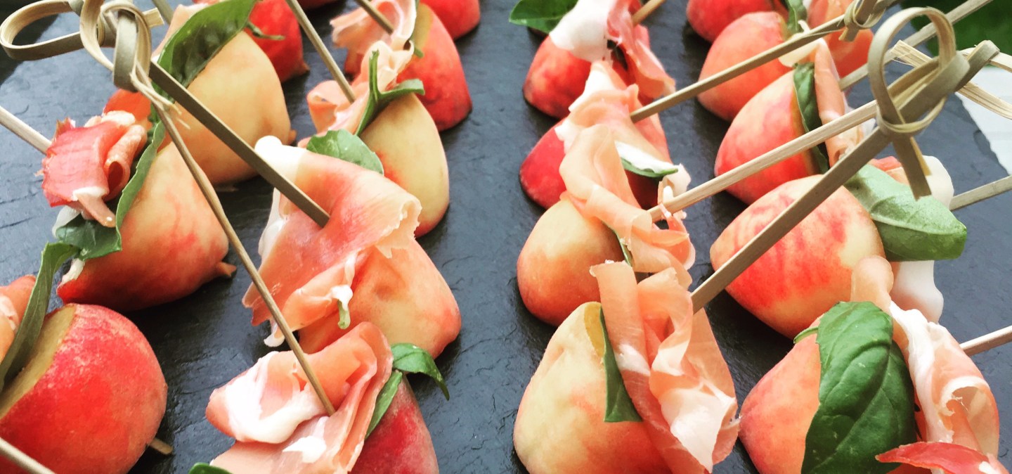 Peach, basil & serrano ham – Canapé Queen