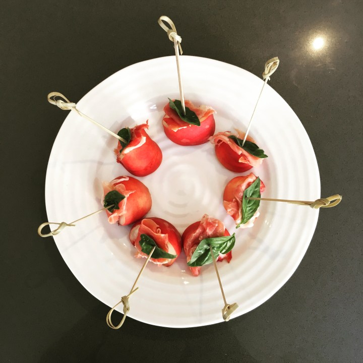 Peach, basil & serrano ham – Canapé Queen